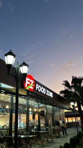 Food zone (Ardzinba Avenue No:58, Town of Gagra), kafe  Gagra'dan