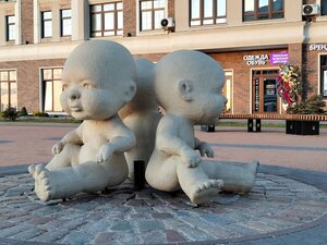 Младенцы (Kaliningrad Region, Zelenogradsk, zhiloy kompleks Rezidentsiya u morya), park, sokak heykeli  Zelenogradsk'tan