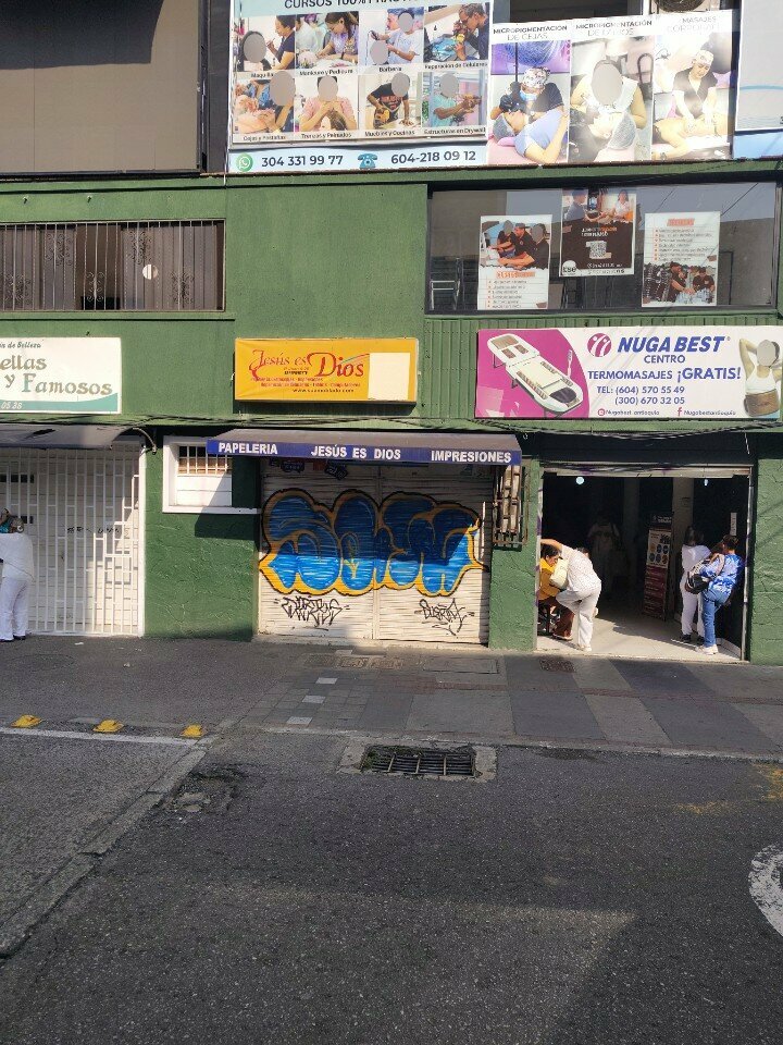 Kırtasiyeler Jesus is God, Medellin, foto