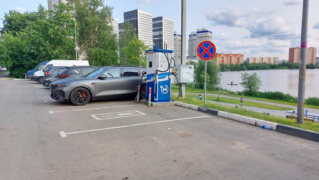 Elektrikli oto şarj istasyonları Зарядная станция, Puşkino, foto