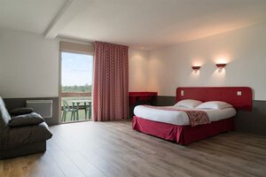 Logis Hotel Restaurant La Vieille Ferme, Macon Nord (Île-de-France, Hauts-de-Seine, Rueil-Malmaison, Boulevard du Général de Gaulle, 1), otel