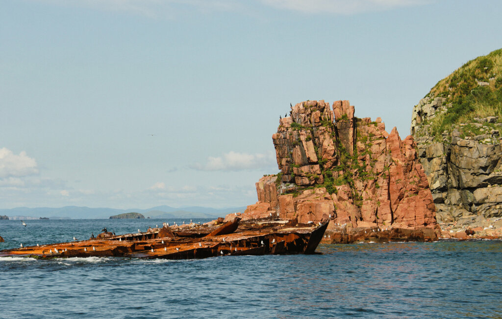 Turistik yerler Полузатонувшее судно Пересвет, Primoriye, foto