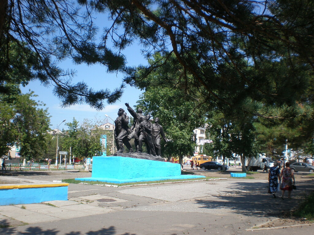 Anıt, heykel Communist Labor Enthusiasts, Rudny, foto