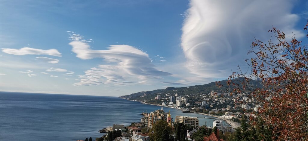 Unutulmaz olayların yeri Поликуровский холм, Yalta, foto