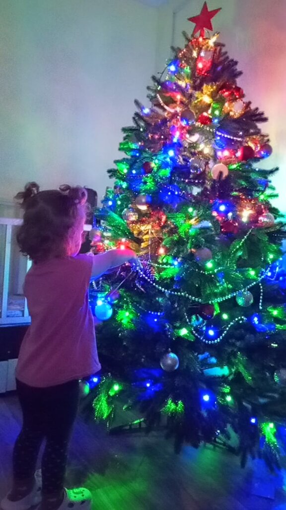 Yapay çam ağaçları ve süsleri Uralskaya yolka i igrushka, Sverdlovskaya oblastı, foto