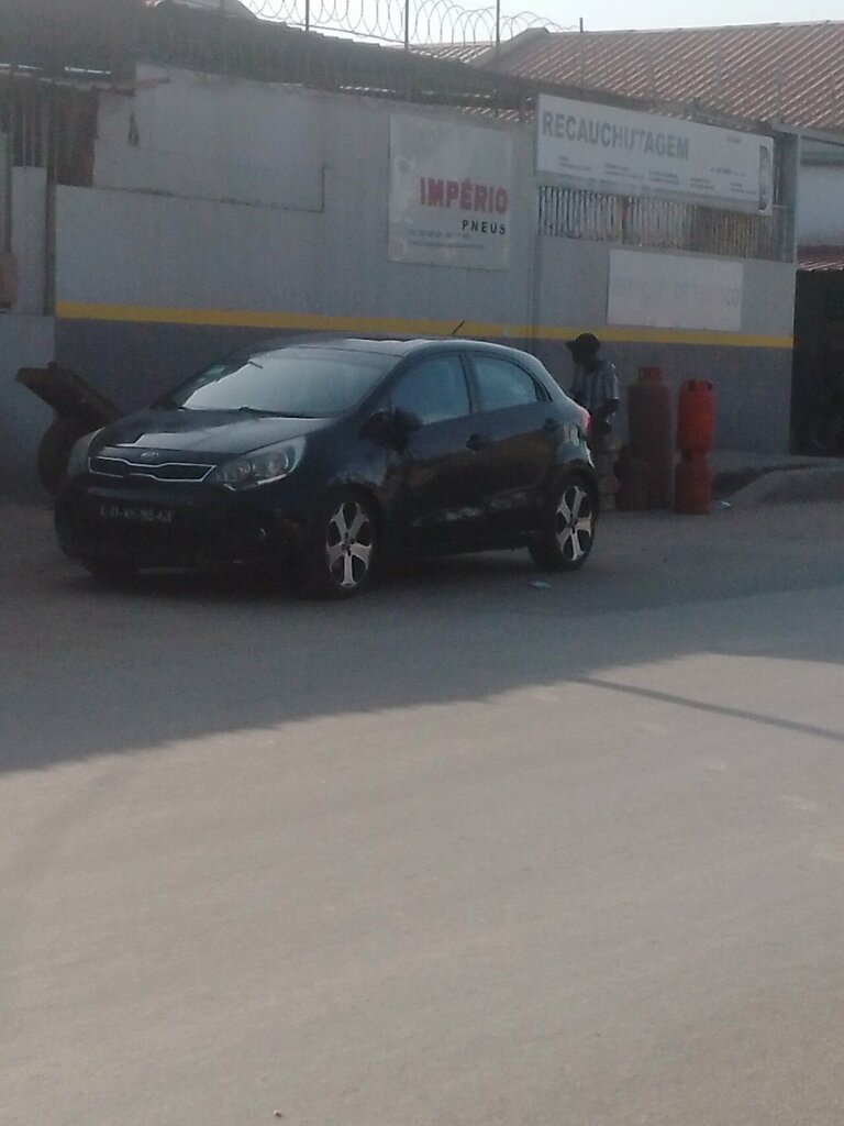 Otomobil servisi Império Pneus, Loanda, foto