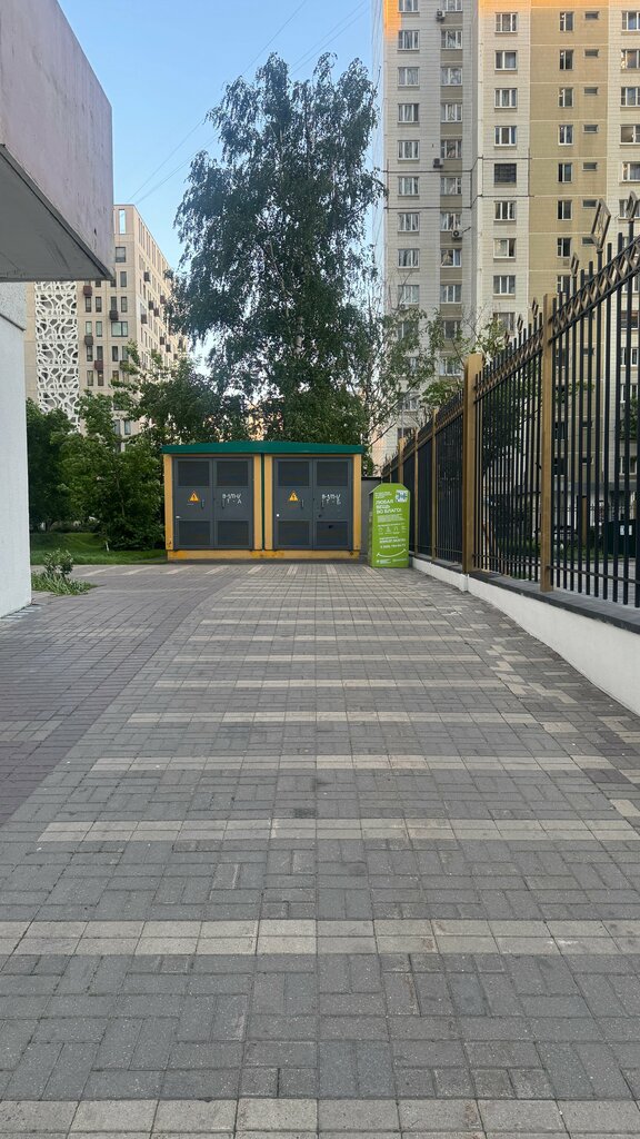 Yardım toplama noktası Благодарный шкаф, Moskova, foto