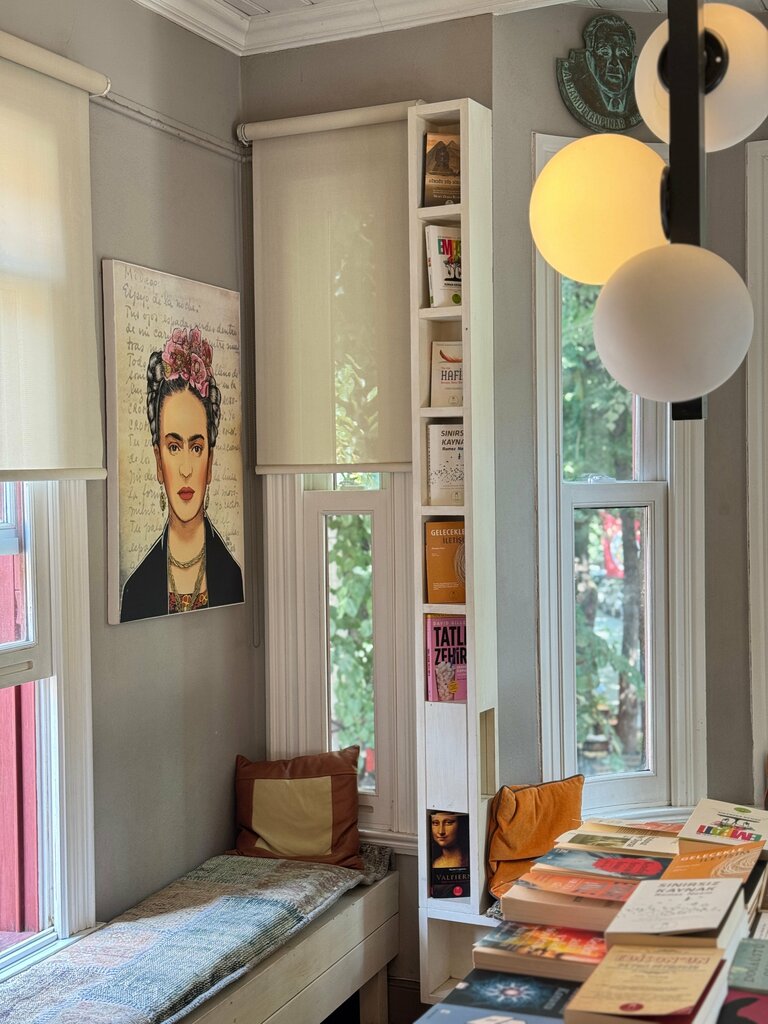 Kitap mağazaları Nail Kitabevi & Kafe, İstanbul, foto