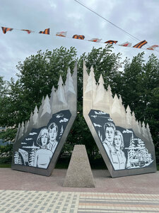 Первопроходцам (Khanty-Mansi Autonomous Area, Sovetskiy, Zheleznodorozhnaya ulitsa), anıt, heykel  Sovetski'den