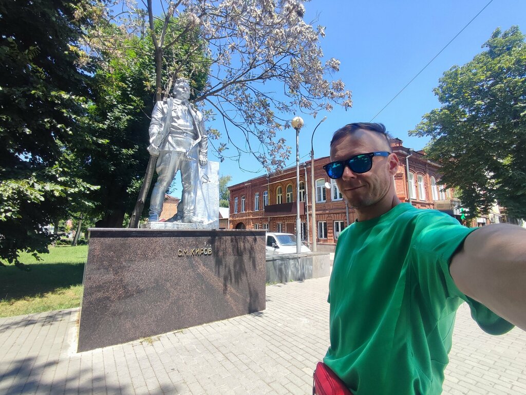 Anıt, heykel S.M. Kirov, Vladikavkaz, foto