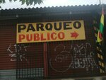 Parqueo Público (Santa Cruz de la Sierra, Distrito Municipal 11, Avenida Omar Chávez Ortiz, 1135), otopark alanı  Santa‑Krus'tan