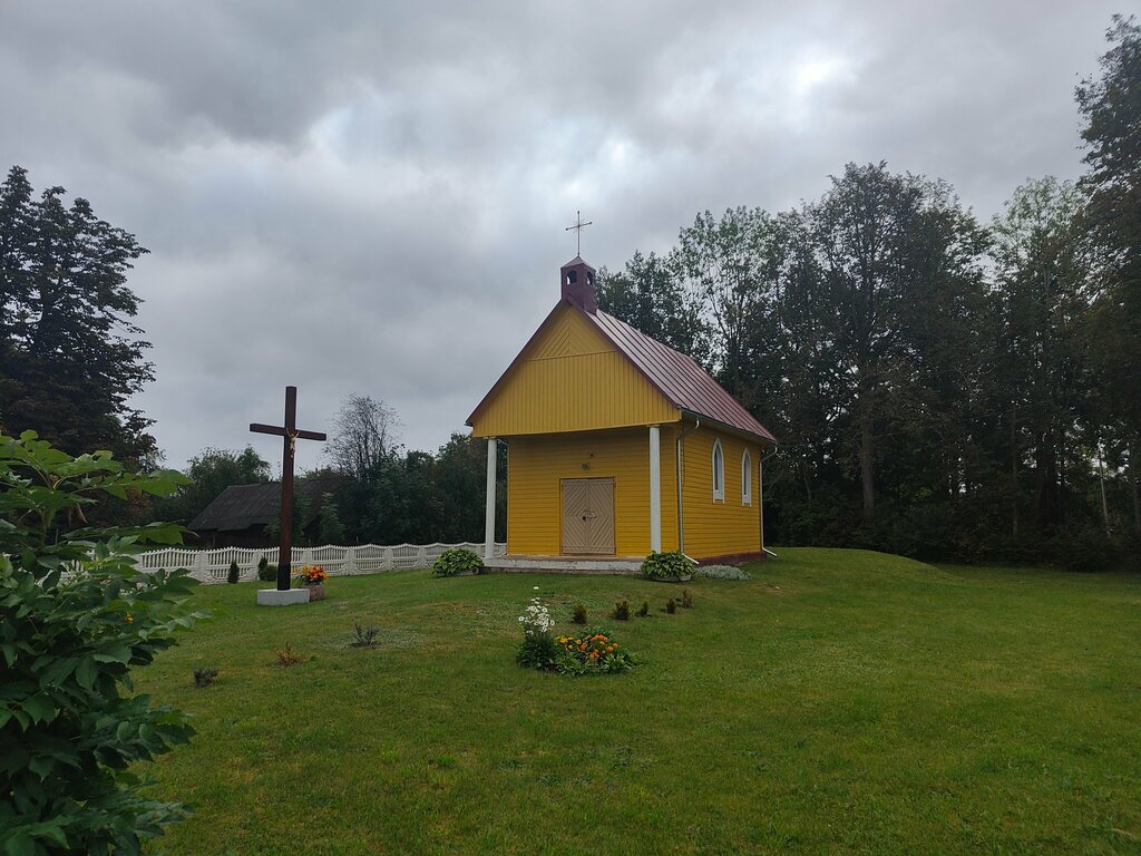 Şapel, haç anıtı Часовня Матери Божией Ченстоховской, Grodnenskaya oblastı, foto