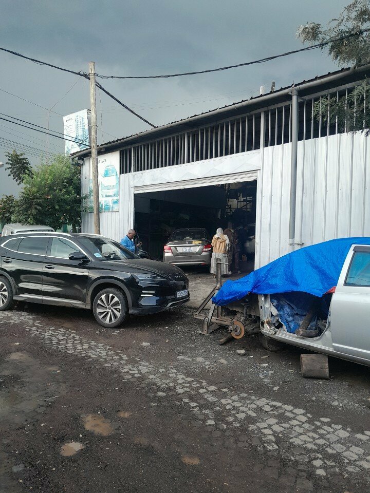 Otomobil servisi Alemneh Garage, Addis Ababa, foto