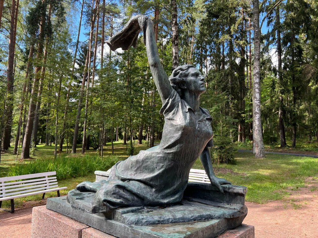 Park, sokak heykeli Подвиг Раймонды, Zelenogorsk, foto