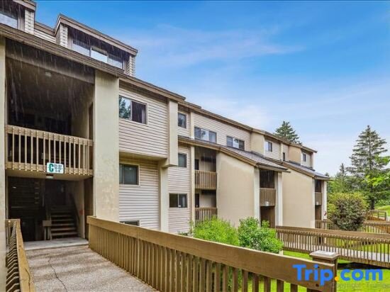 Otel Cozy Kitchen and Gas Fireplace with Balcony - Charming Ski Retreat, Vermont Eyaleti, foto