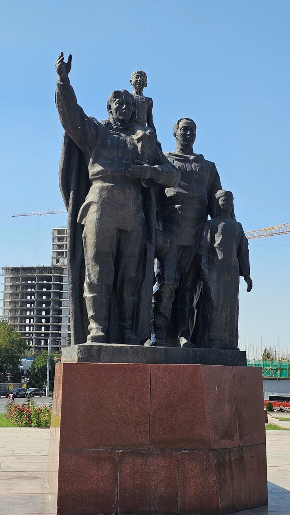 Anıt, heykel Бойцы, вернувшиеся с войны, и дети, Bişkek, foto