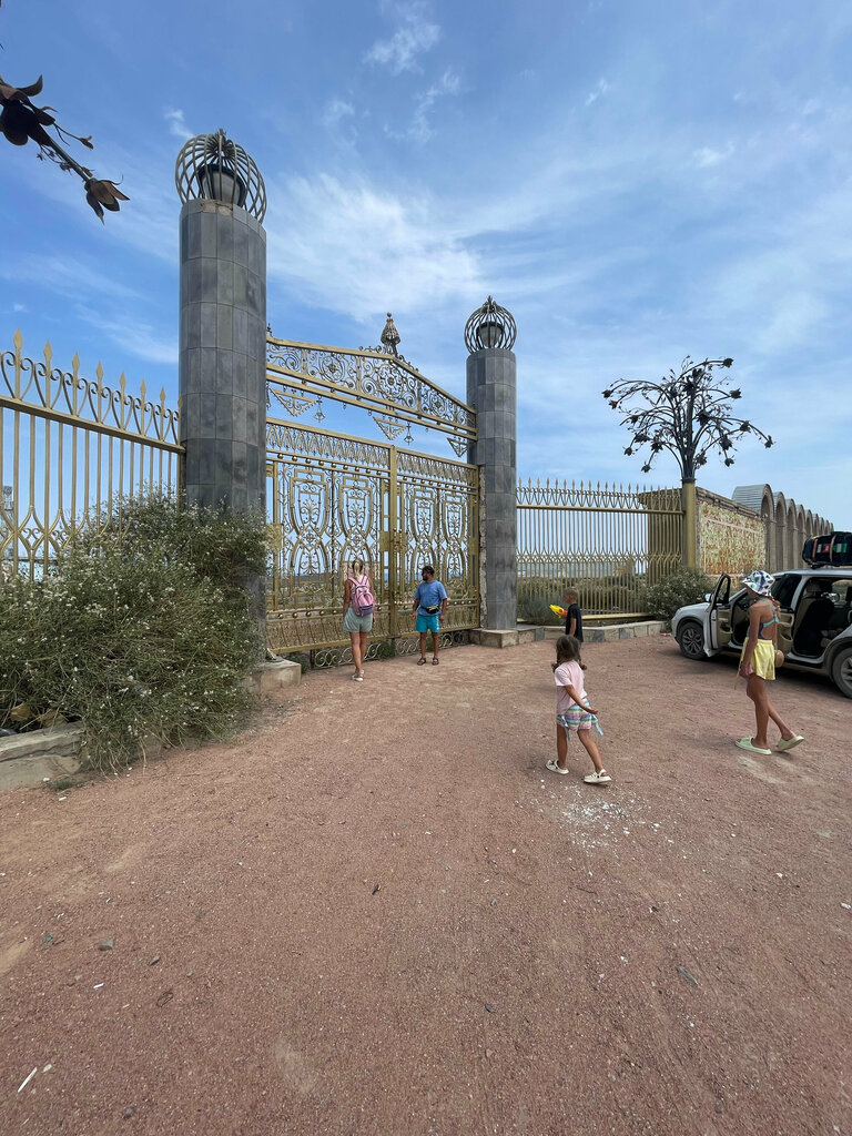 Turistik yerler Заброшенный культурный центр Аалам-Ордо, Issık Göl İli, foto