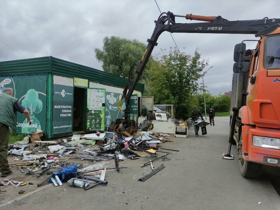 Ayrı çöp toplama noktası Уралвторма, Yekaterinburg, foto