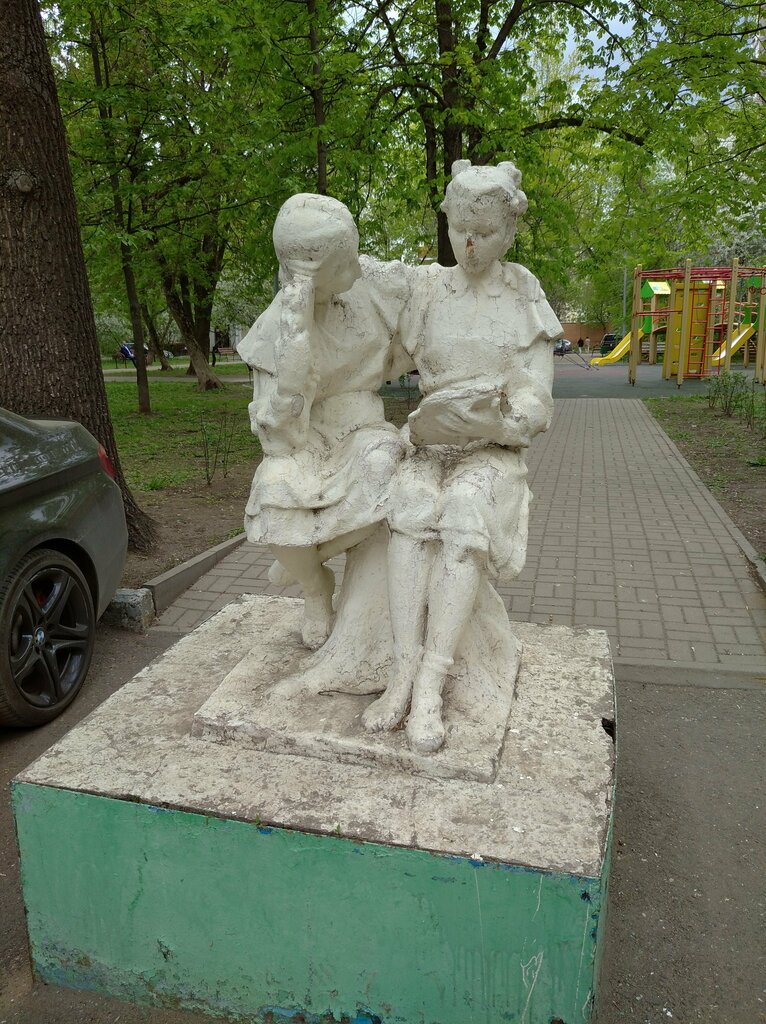 Park, sokak heykeli Читающие пионерки, Moskova, foto