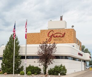 Grand Hotel (1505 North Broadway), otel  Minot'tan