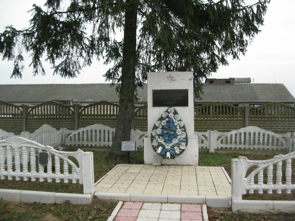 Anıt, heykel Братская могила, Brestskaya oblastı, foto