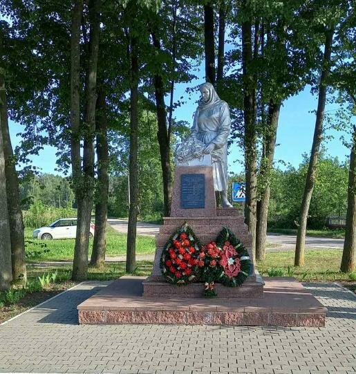 Anıt, heykel Братская могила, Brestskaya oblastı, foto
