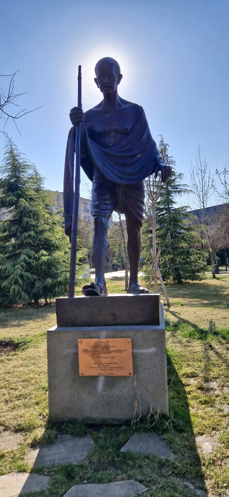 Anıt, heykel Мохандас Карамчанд Ганди 1869-1948гг., Tiflis, foto