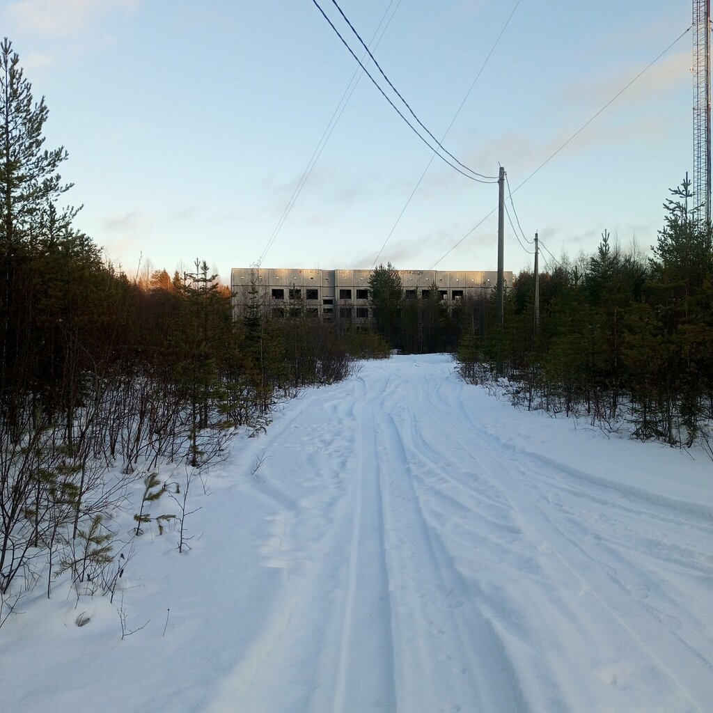 Turistik yerler Недостроенная школа, Arhangelskaya oblastı, foto