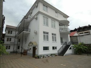 У моря в Гагре (ulitsa Sultana Sosnaliyeva No:16, Town of Gagra), otel  Gagra'dan