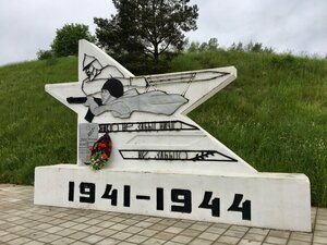 Обелиск в честь 10-й и 54-й Гвардейских армий, освобождавших Красногородск и район (Pskov Region, Krasnogorodsk, ulitsa Matrosova), anıt, heykel  Pskovskaya oblastından