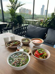Поке & ТомЯм (Vilgelma Pika Street No:11), kafe  Moskova'dan