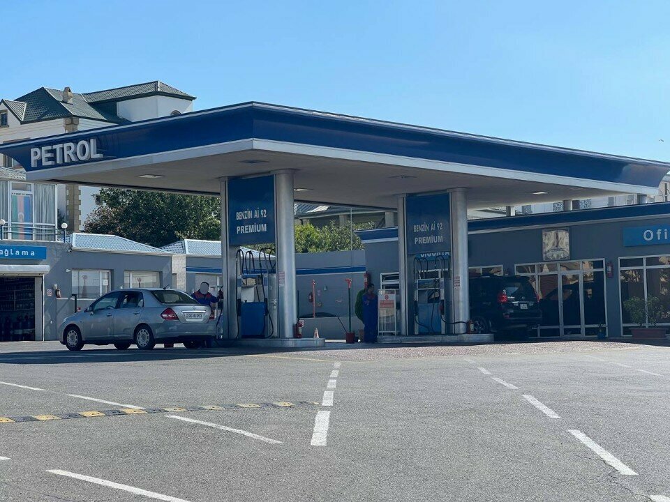 Benzin istasyonu Petrol Badamdar, Bakü, foto