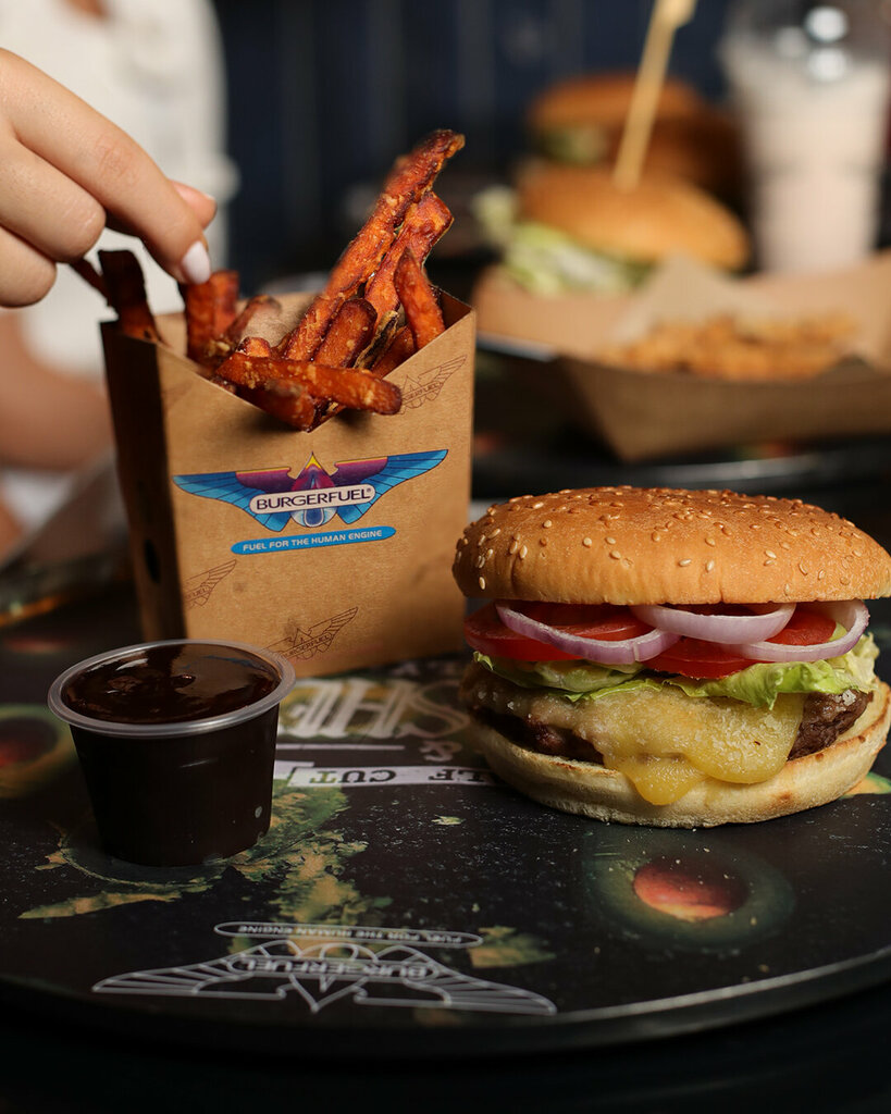 Fast food Burgerfuel Motor City, Dubai, foto