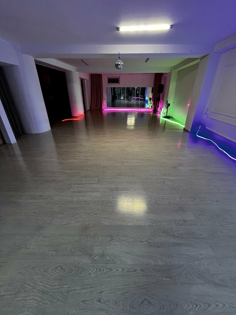 Dans okulları That Place, Tiflis, foto