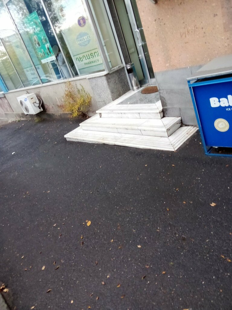 Eczaneler Tonus Les, Erivan, foto