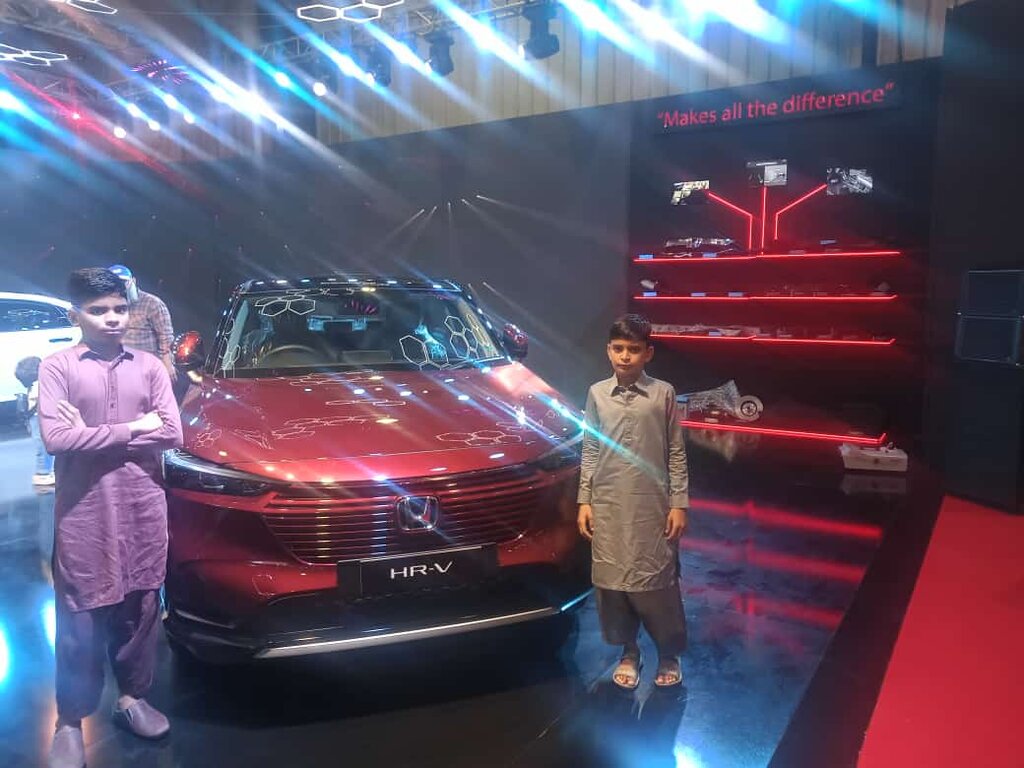 Otomobil satış galerileri Suzuki Ana's Farhan Autos Service, Karaçi, foto