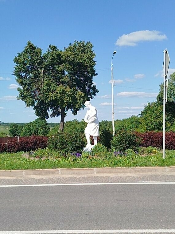 Park, sokak heykeli Девушка в белом, Brestskaya oblastı, foto