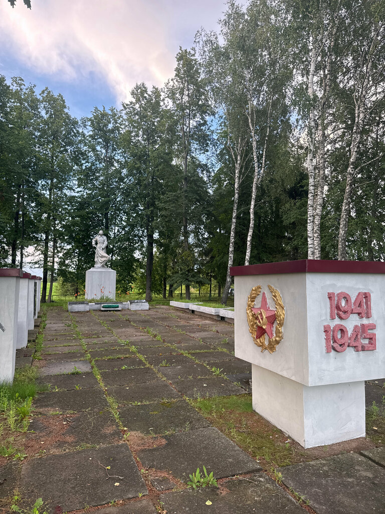 Anıt, heykel Братская могила, Mogiliovskaya oblastı, foto