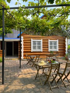 Домик с голубой крышей (Gochua Street No:70, Town of Bichvinta), otel  Pitsunda'dan