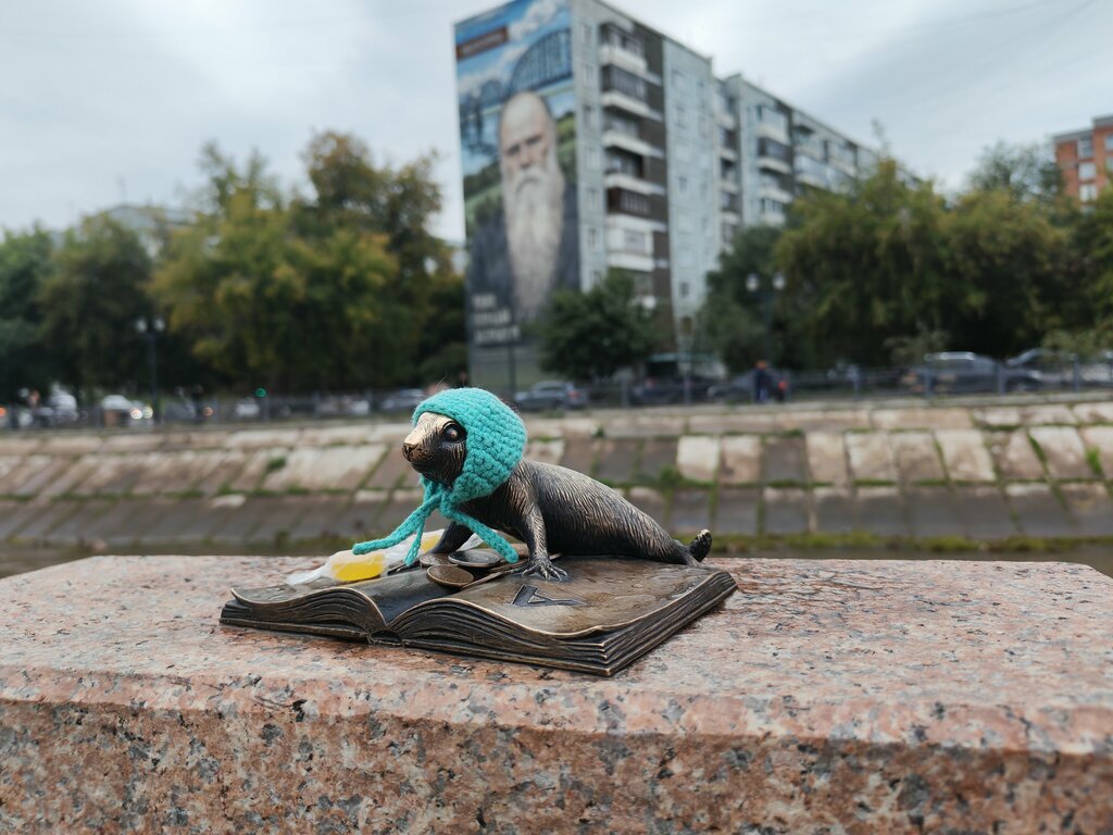 Park, sokak heykeli Суслик-чтец Афоня, Krasnoyarsk, foto