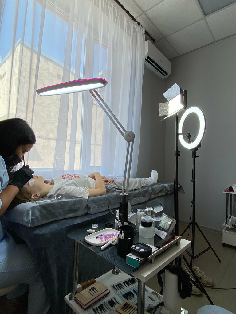 Kaş ve kirpik salonu Anasteishen, Bataysk, foto