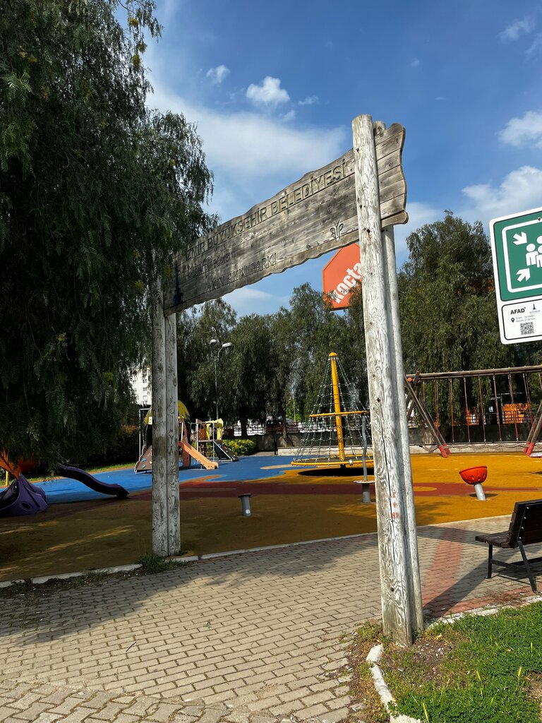 Kültür ve eğlence parkları Şehit Teğmen Akin Akin Parkı, İzmir, foto