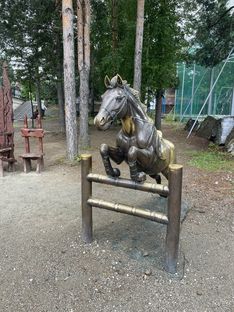 Park, sokak heykeli Лошадь, перепрыгивающая через препятствие, Zlatoust, foto