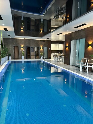 Yüzme havuzları Karvon Saroy, Mergilân, foto