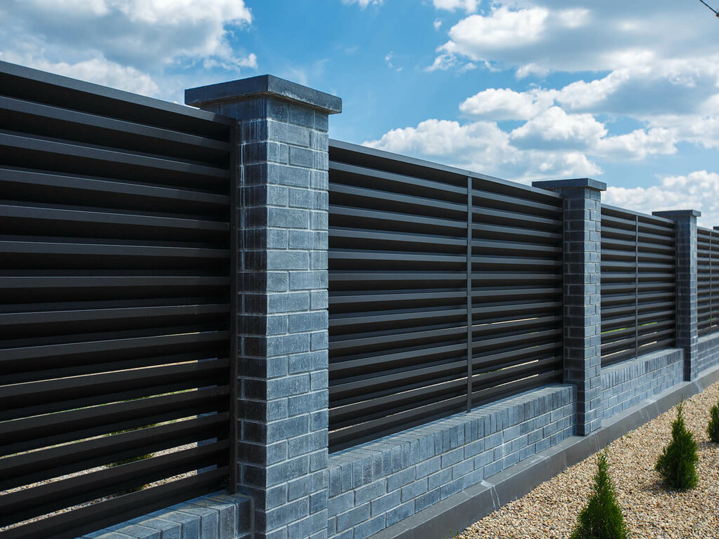 Çitler, parmaklıklar Zabori Metral, Moskova ve Moskovskaya oblastı, foto