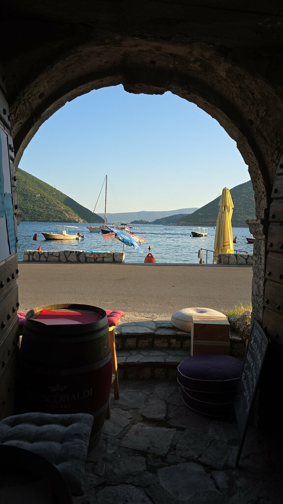 Bar Red & White Wine bar, Perast, foto