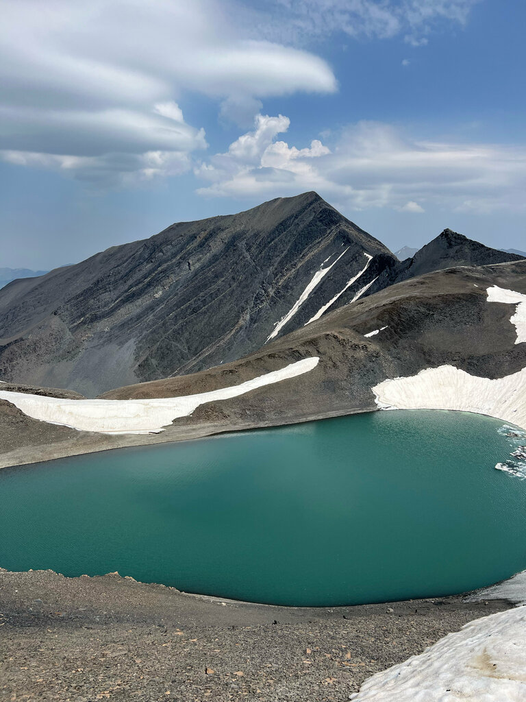 Dağ zirvesi Гора Бишиней, Dağıstan, foto