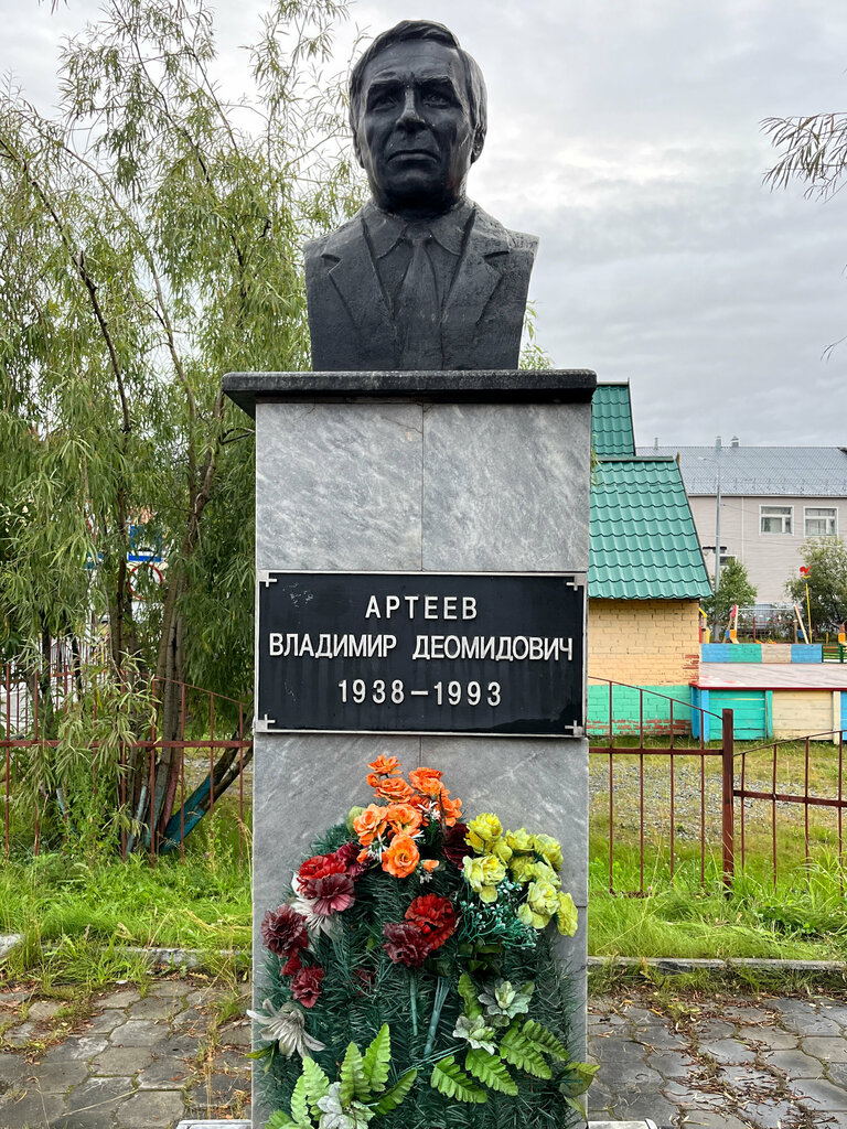 Anıt, heykel В.Д. Артеев, Salehard, foto
