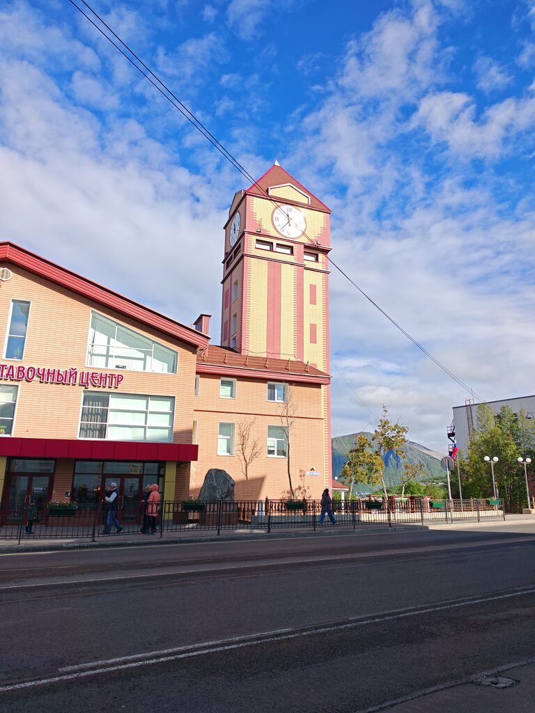 Turistik yerler Башня с часами, Kirovsk, foto