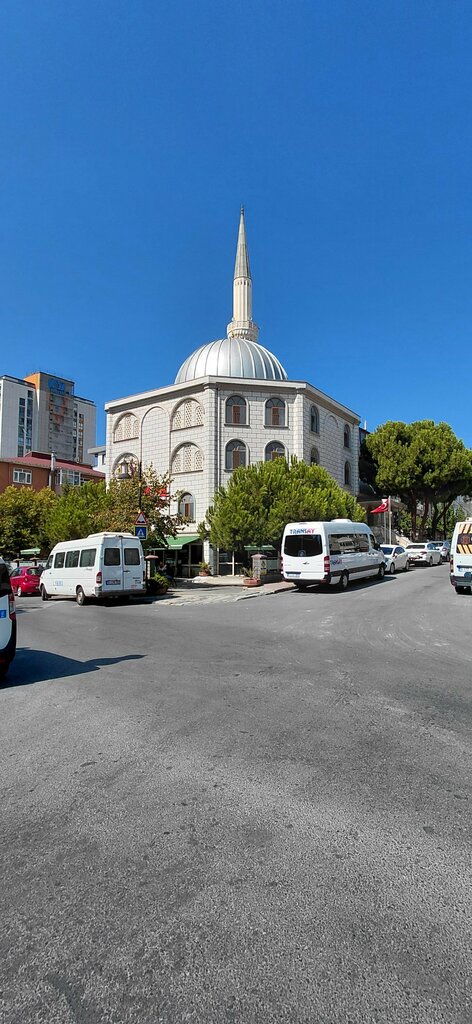 Cami Şehit Ömer Halisdemir Cami, İstanbul, foto